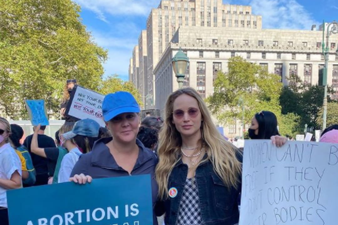 Jennifer Lawrence affiche son ventre rond lors d'une manifestation avec ...