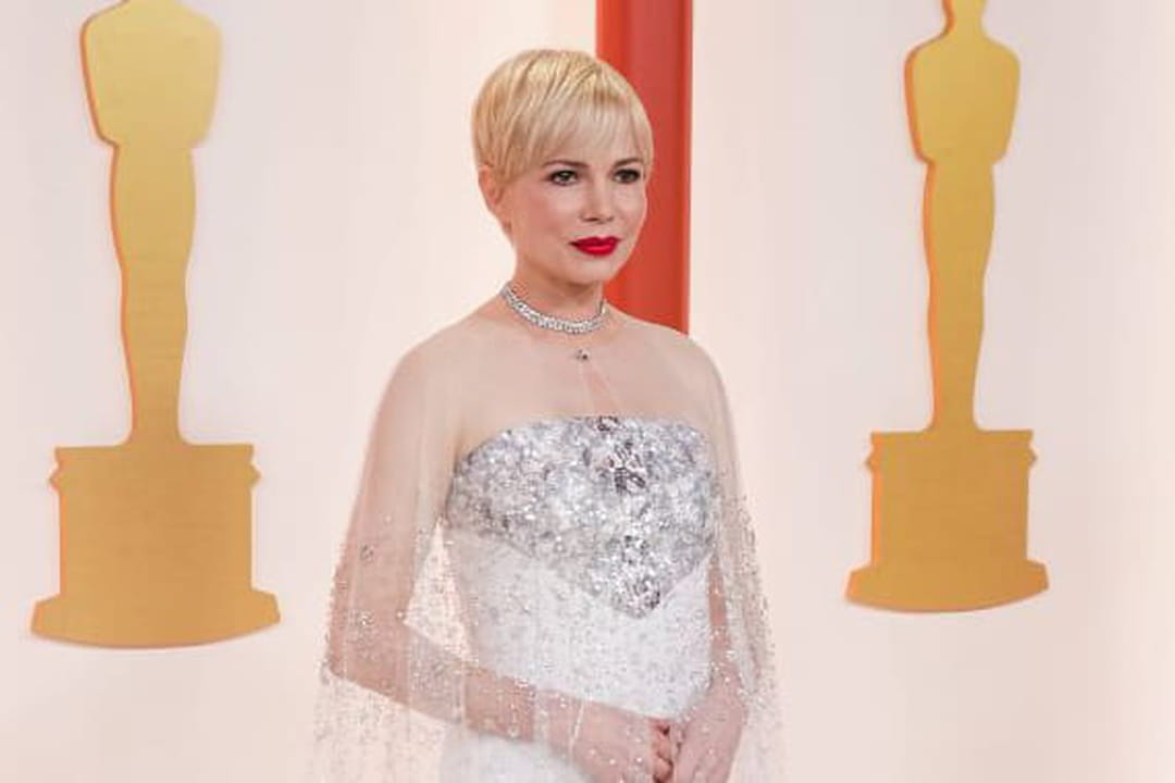Michelle Williams en robe bustier blanche et voile transparent