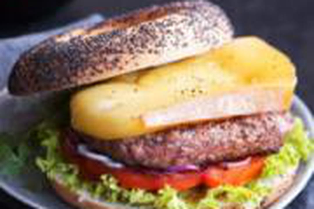 Burger suisse au Raclette du Valais AOC et ses frites de patates douces