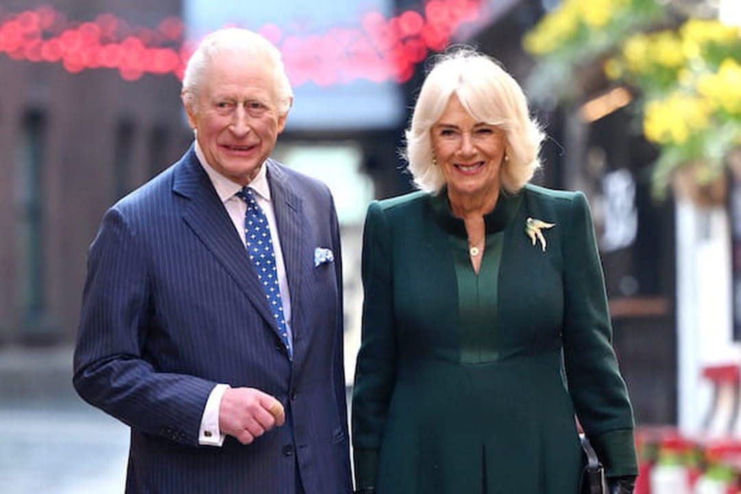 En reportant cette robe manteau verte, la reine Camilla fait preuve d ...