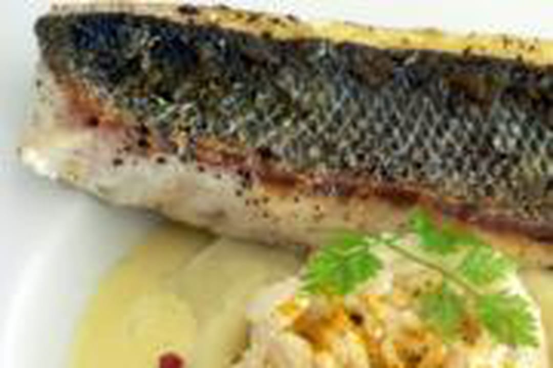 Bar aux carottes blanches, sauce au curcuma