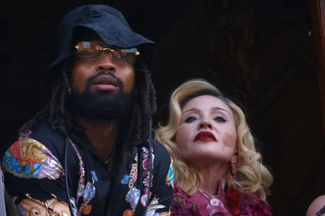 Madonna et son jeune compagnon Akeem Morris au balcon à Sienne