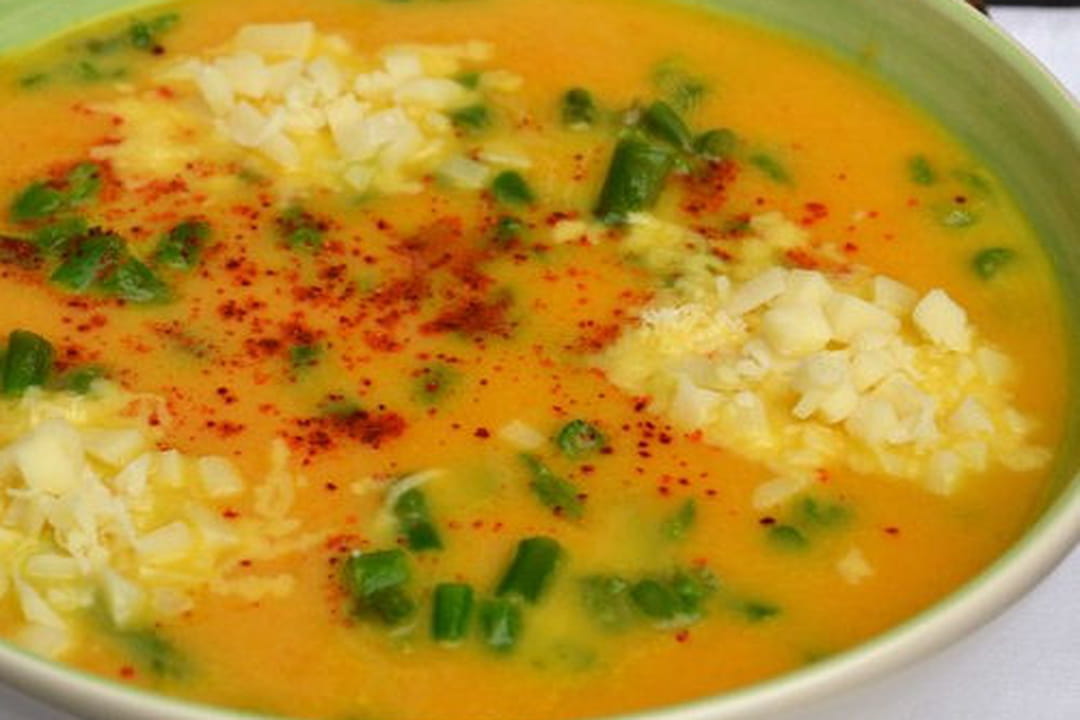 Soupe aux carottes épicée au curcuma, asperges vertes et provolone