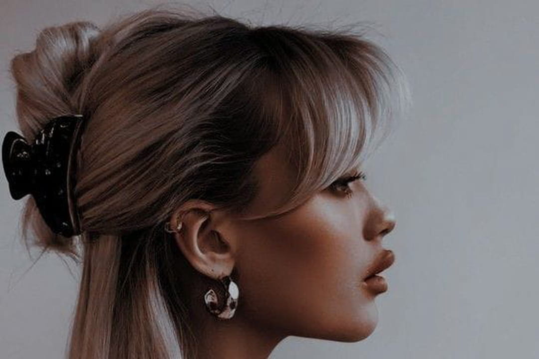 Le demi-bun facile et la pince à cheveux