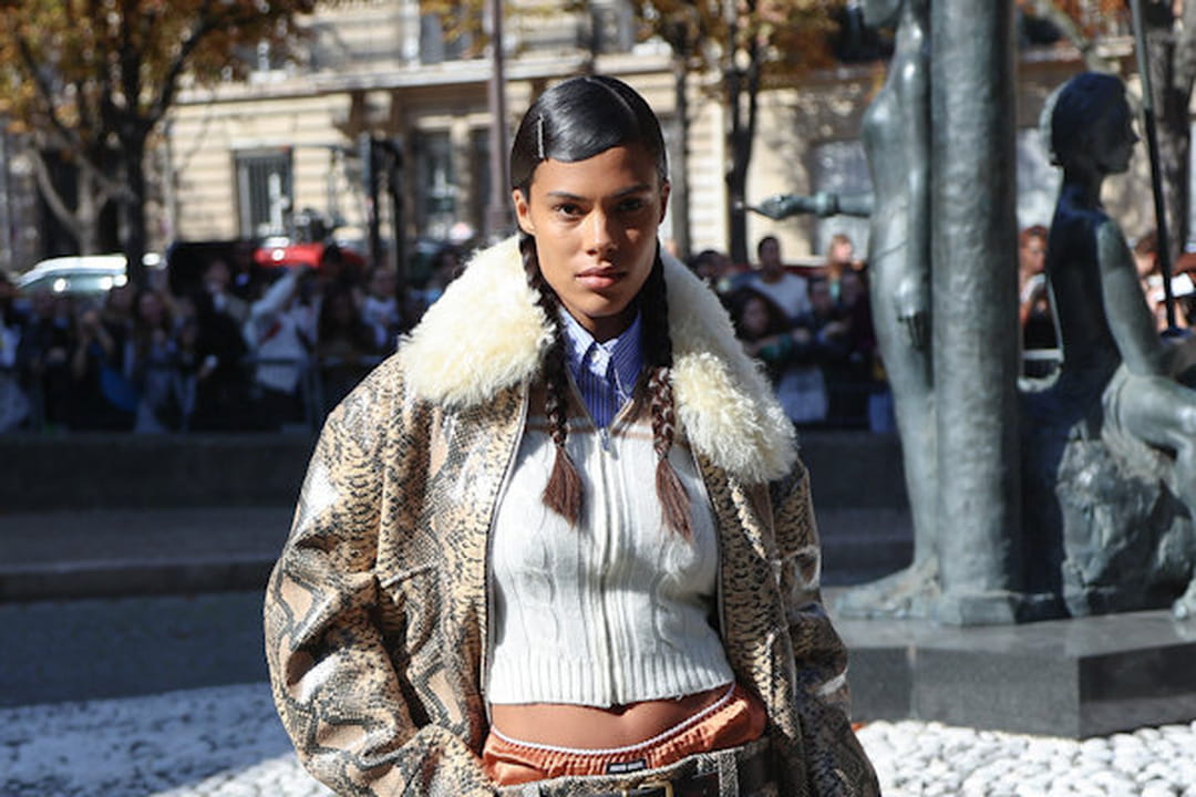 Tina Kunakey au défilé Miu Miu