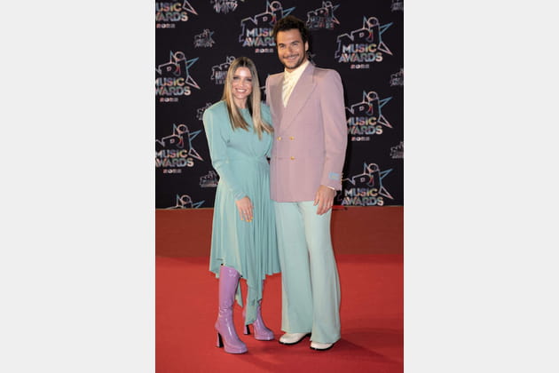 Amir et Lital Haddad en costume et robe pastel rose et bleu