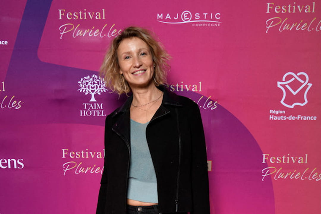 Alexandra Lamy en veste de motard et bottes pointues