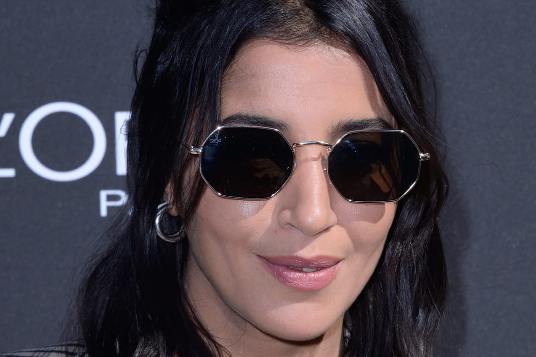 Le demi-bun de Leïla Bekhti