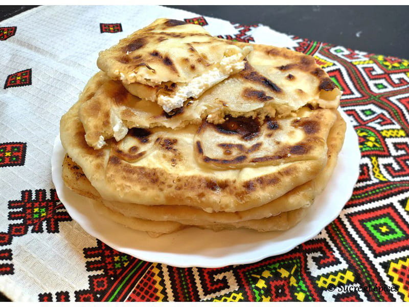 Recette de Pains au fromage frais cuits à la poêle (Placinte cu branza)