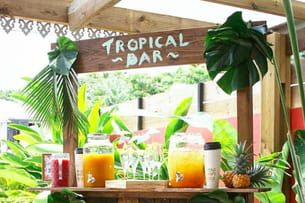 Un bar à jus pour un mariage tropical