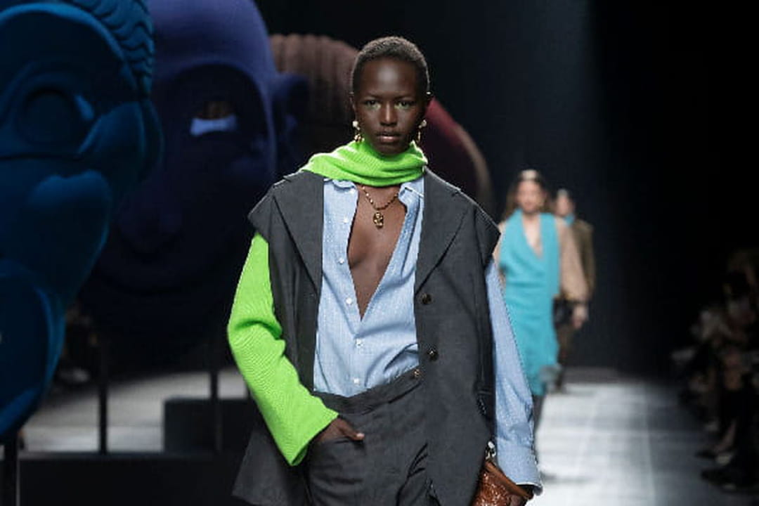 Chemise bleue, pull vert et blazer sans manches aperçus sur le défilé Etro