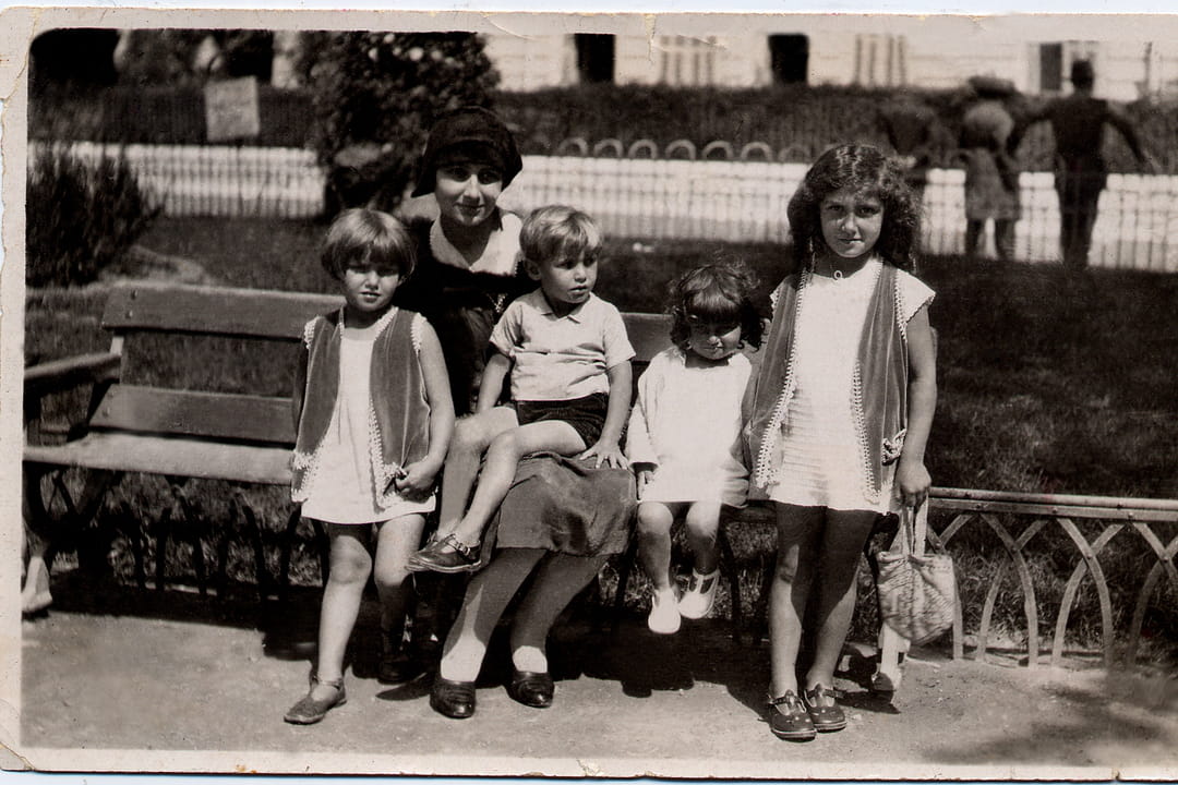 Yvonne Jacob et ses quatre enfants sur un banc, années 30