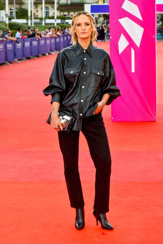 Agathe Rousselle en chemise de cuir et pantalon noirs
