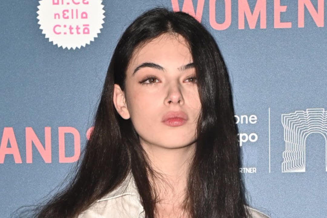 Sous le soleil, Deva Cassel expose sa silhouette de rêve dans un maillot bicolore