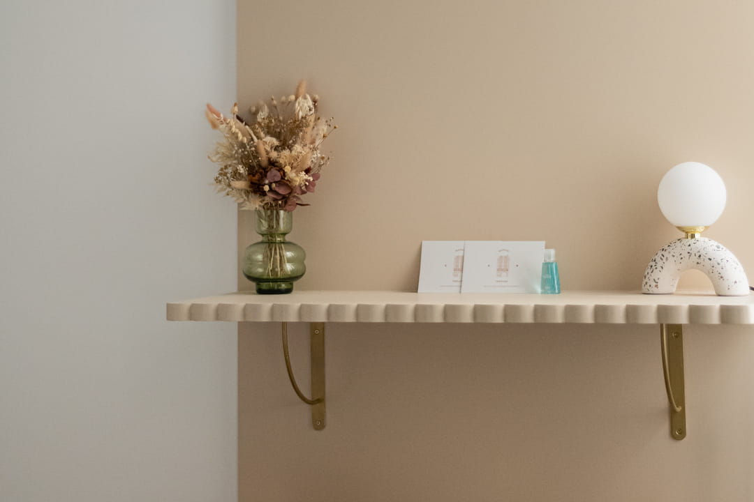 Idée déco : une arche pour délimiter un coin avec tablette