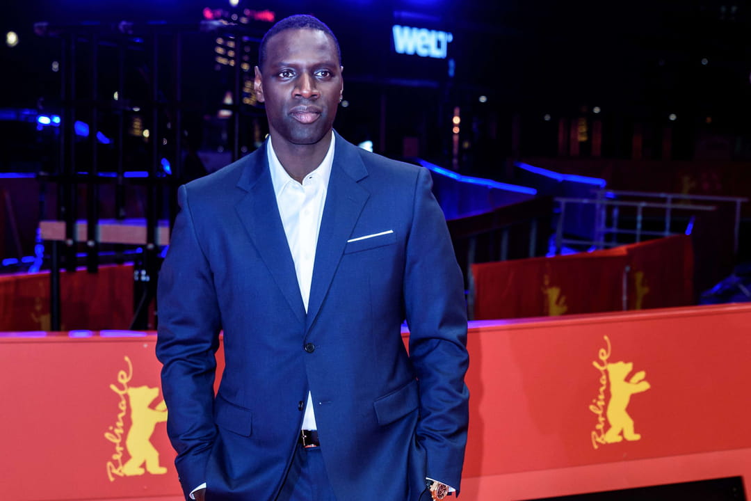 Omar Sy en total look bleu et chemise blanche