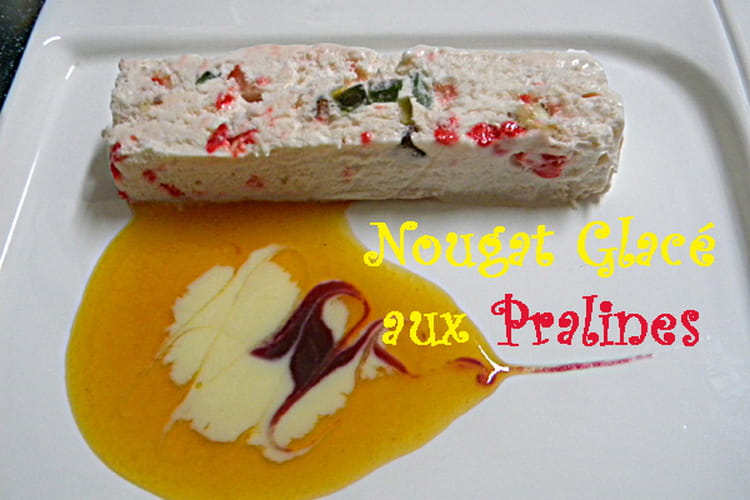 Recette de Nougat glacé aux pralines rouges, sauce abricot