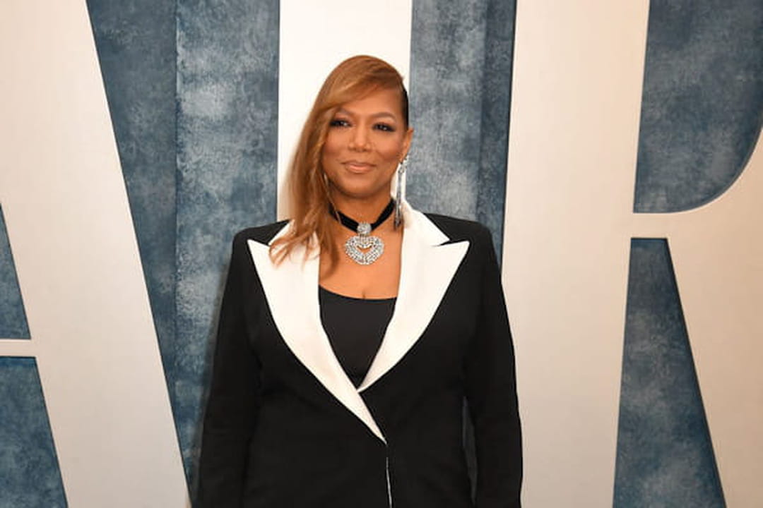 Queen Latifah en costume noir et blanc