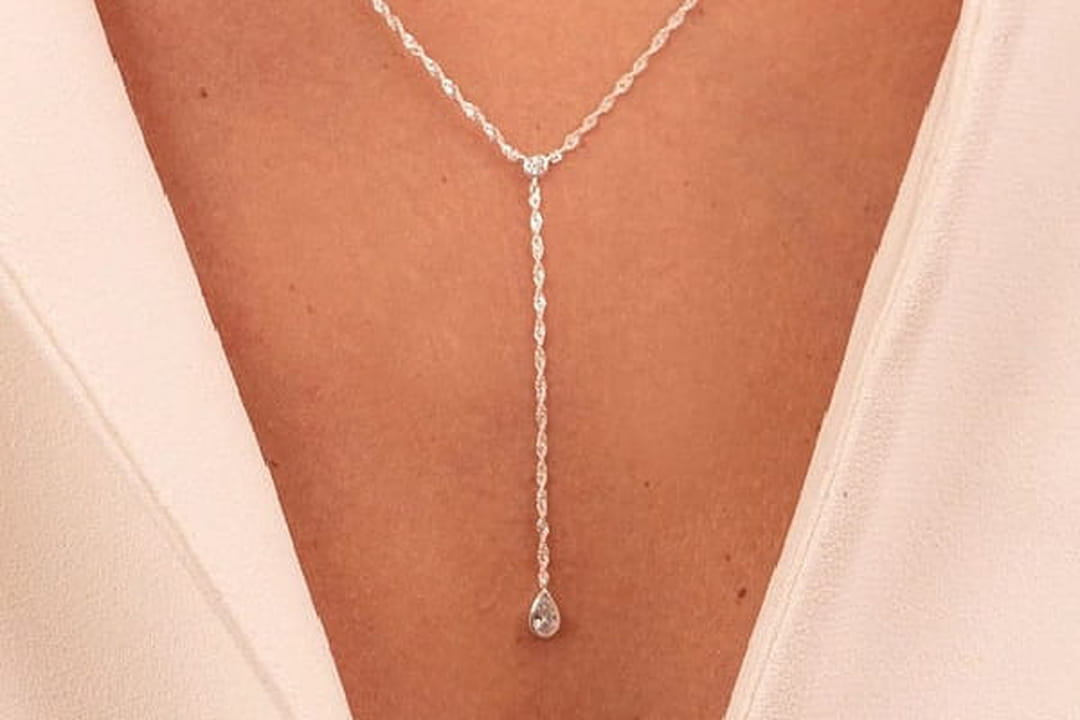 Collier cravate et goutte