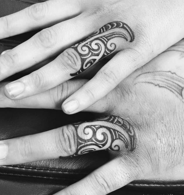 Tatouage tribal sur les doigts