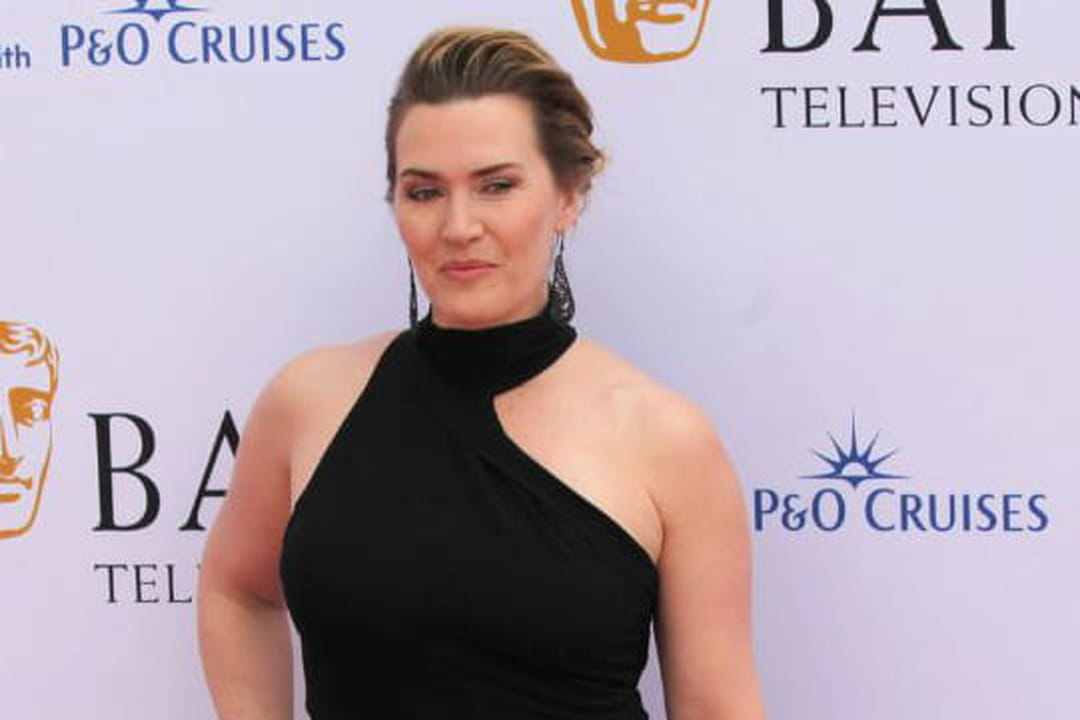 Kate Winslet en robe noire asymétrique