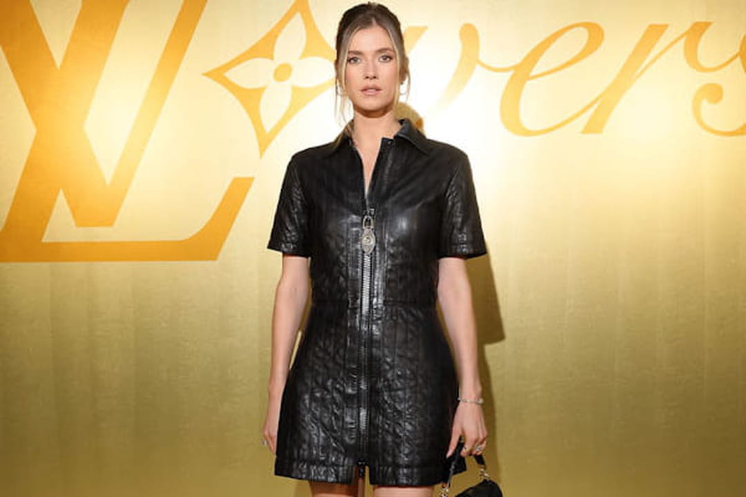 Zita d'Hauteville en combishort noir en cuir et sandales à brides