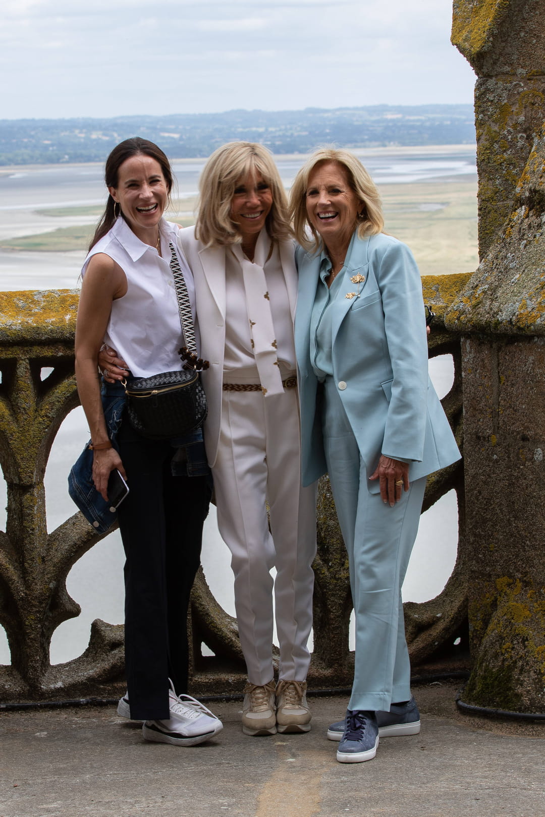 Quand Brigitte Macron délaisse ses escarpins pointus, c'est toujours ...