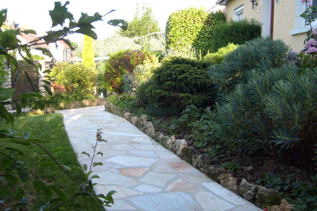 Une allée de jardin en pierres