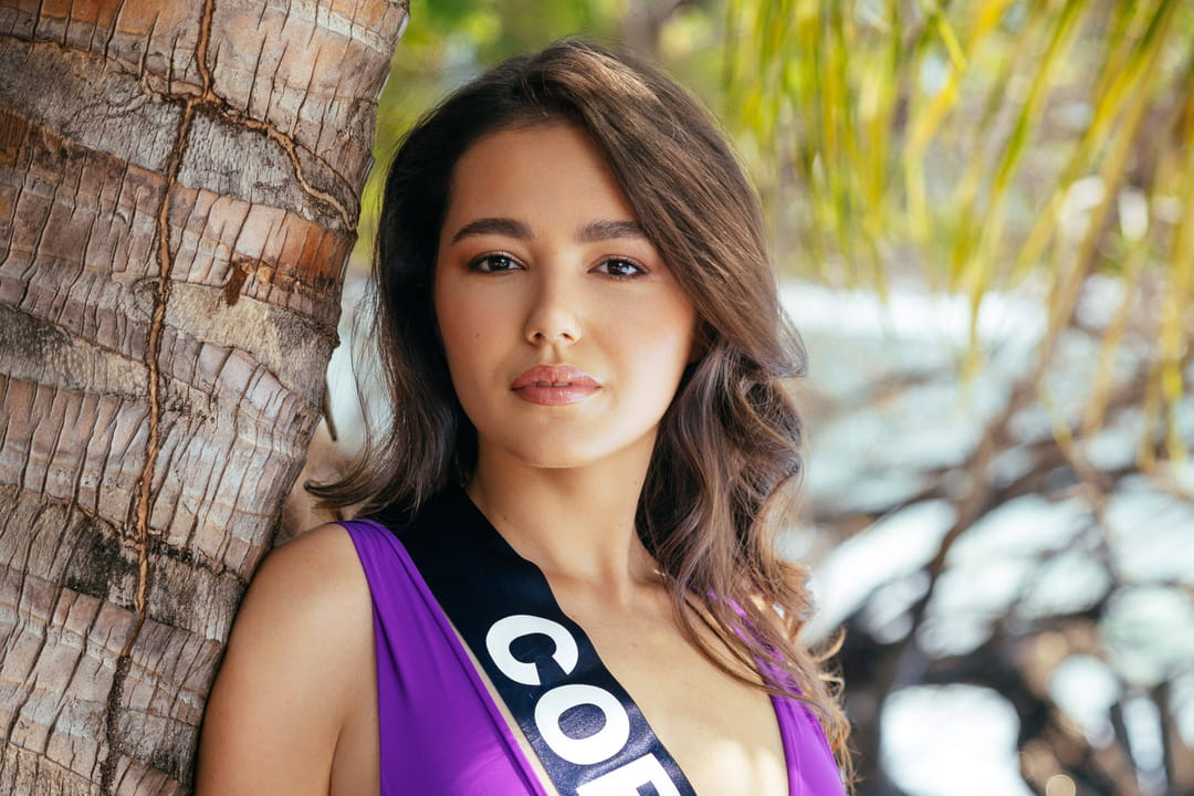 Miss Corse (Manon Mateus) pose en maillot en Martinique