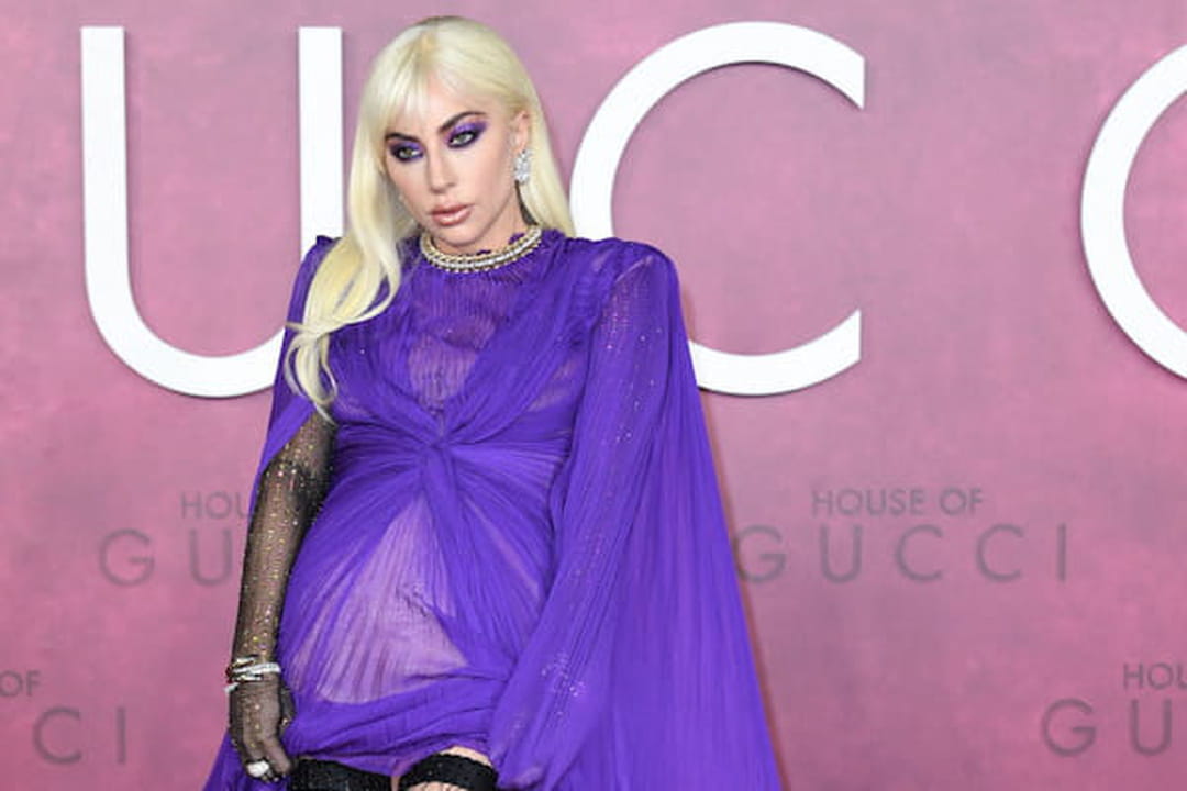 Lady Gaga en robe asymétrique violette Gucci et bijoux Tiffany & Co.
