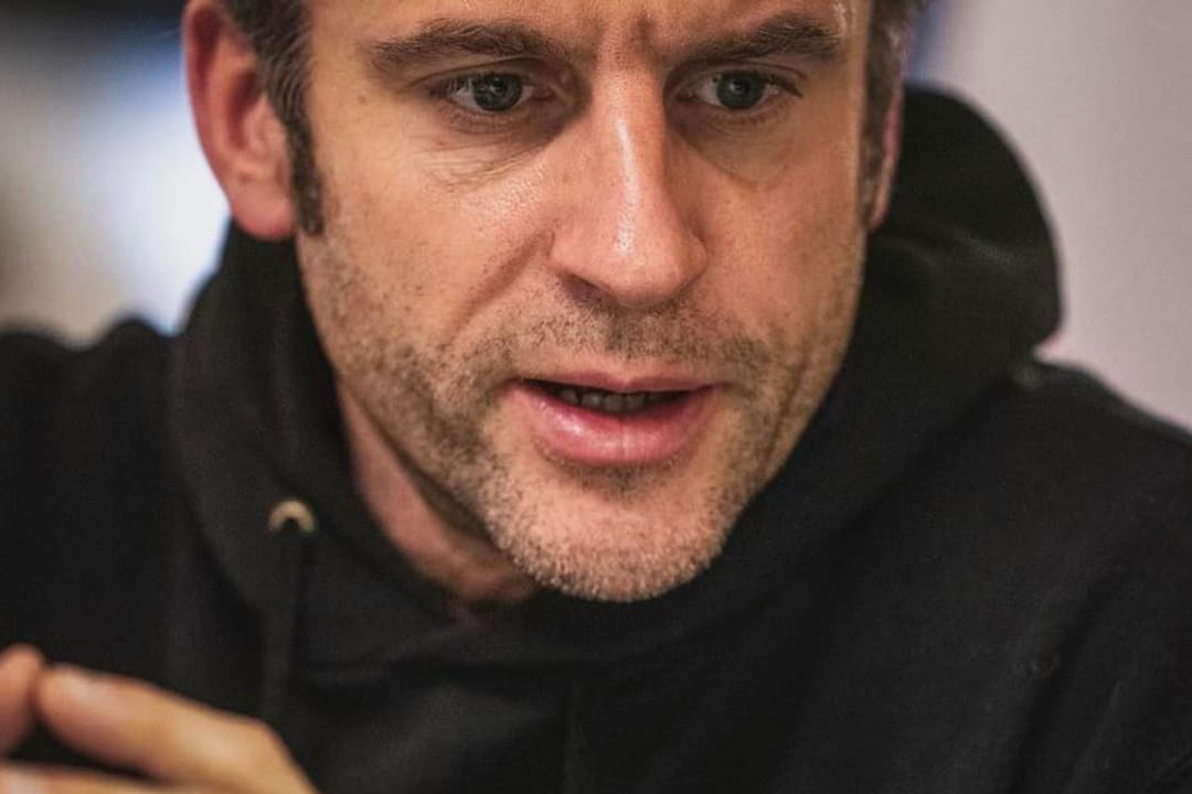 "Manu" Macron, en sweat à capuche et barbe de 3 jours : les PHOTOS qui ...