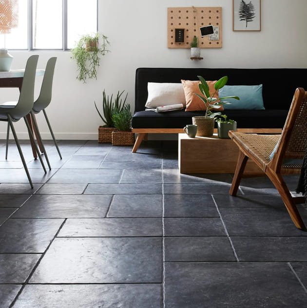 Un sol noir en pierre pour un intérieur de caractère