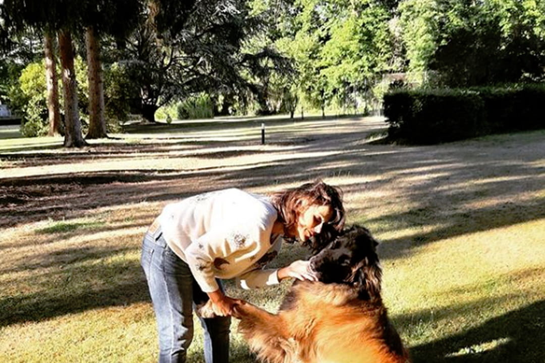 Faustine Bollaert joue avec Nessie