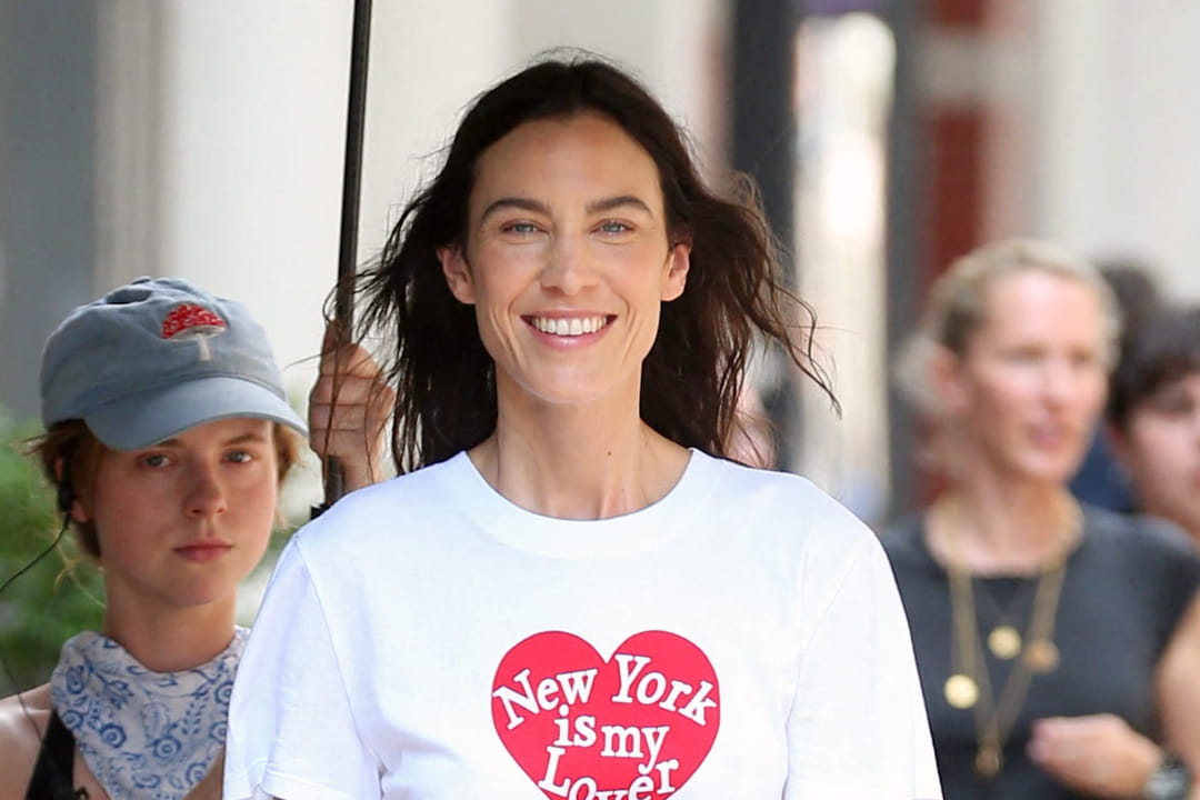 Avec cette pièce en jean, Alexa Chung confirme son statut de it-girl