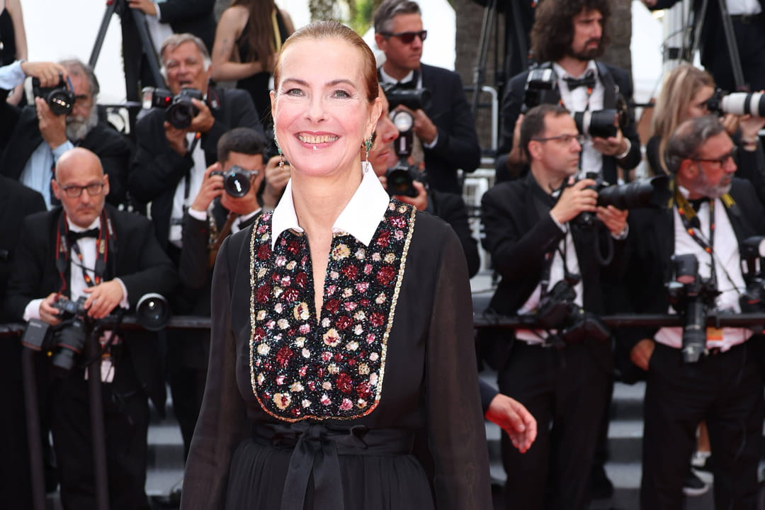 Carole Bouquet en robe longue noire au col blanc