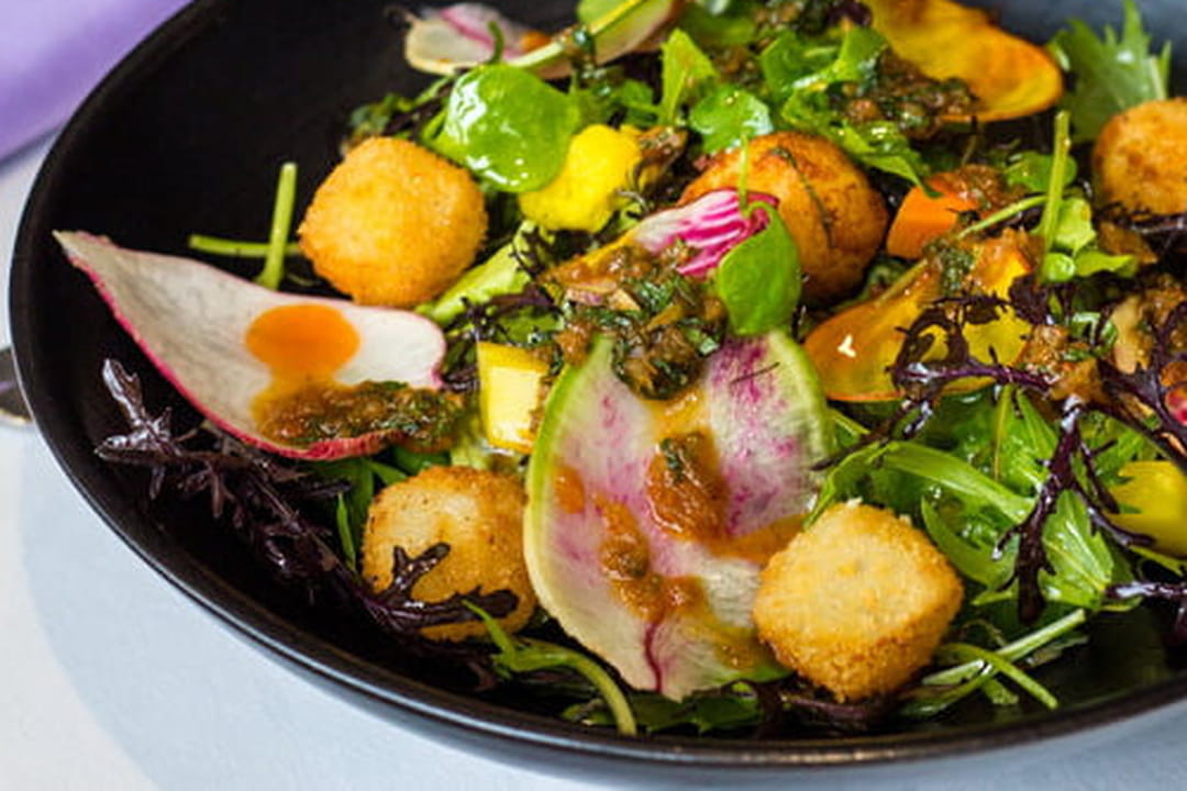 Salade gourmande, cromesquis de camembert, sauce Saté et menthe