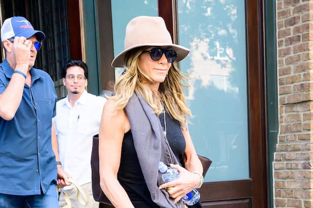 Jennifer Aniston remet à la mode cette paire de chaussures qu'on ...