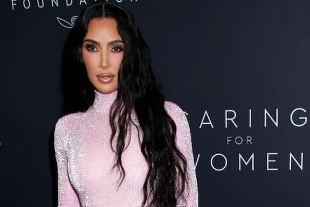 Kim Kardashian en robe moulante rose brodée de brillants