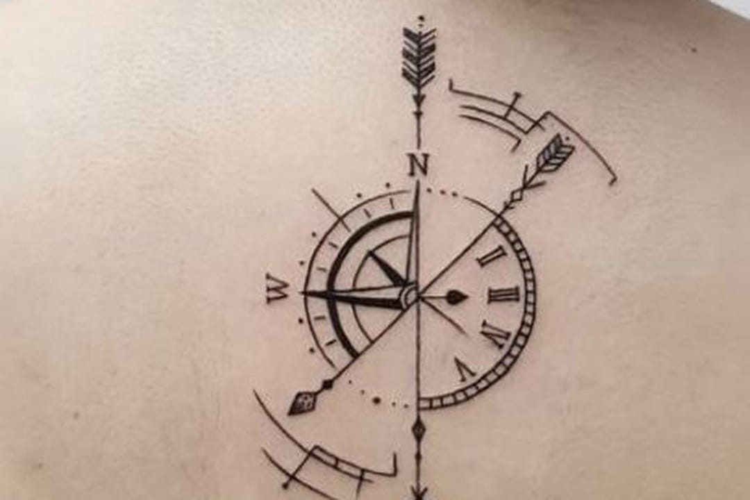 Horloge et boussole dans le dos