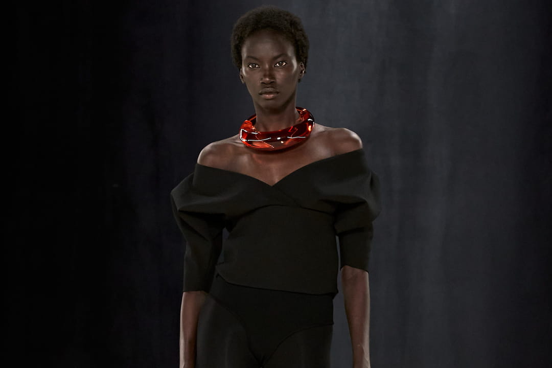 Top à encolure bardot et legging noirs aperçus sur le défilé Ferragamo