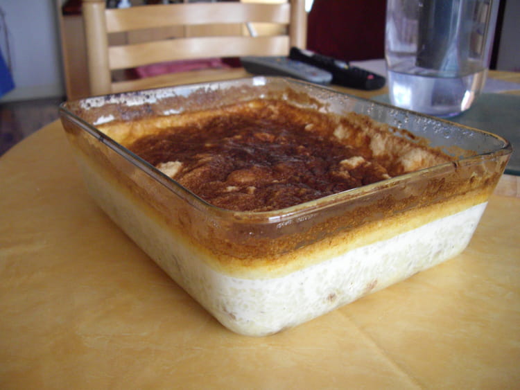 Gâteau de riz aux raisins de Corinthe caramélisé