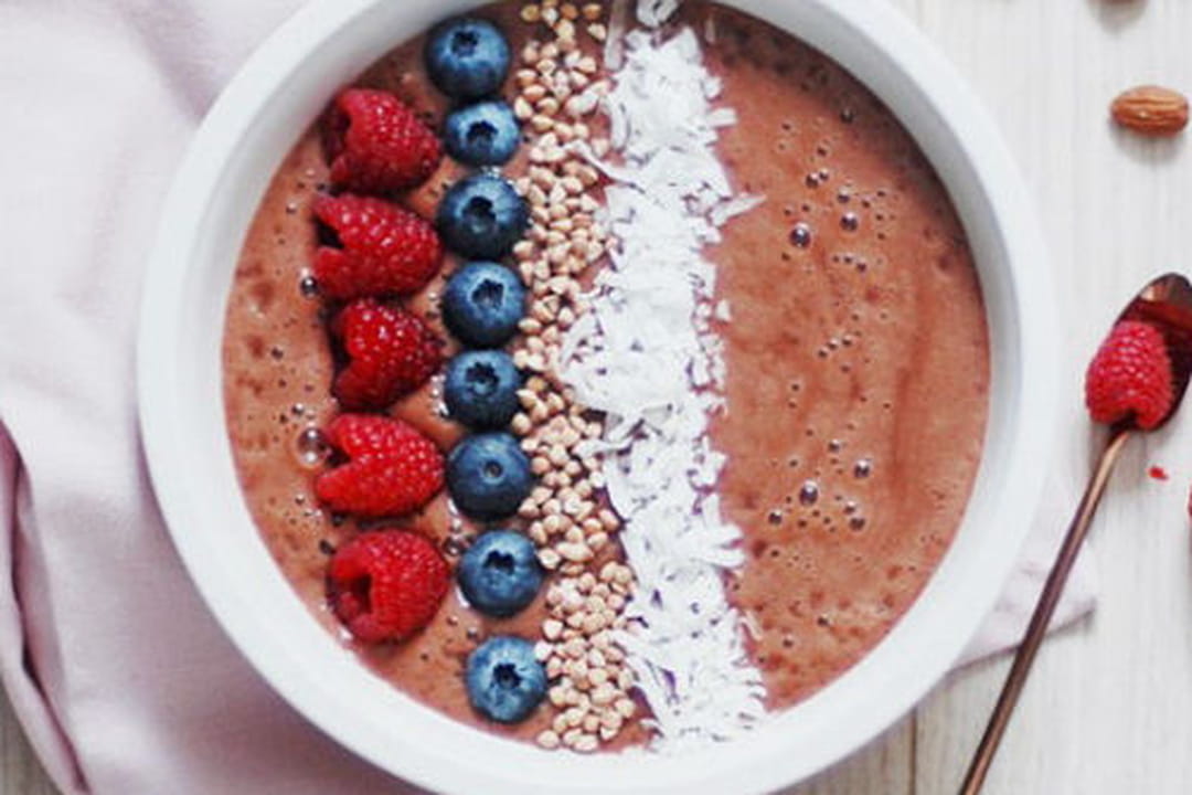 Smoothie bowl à la banane, pruneaux et fraises