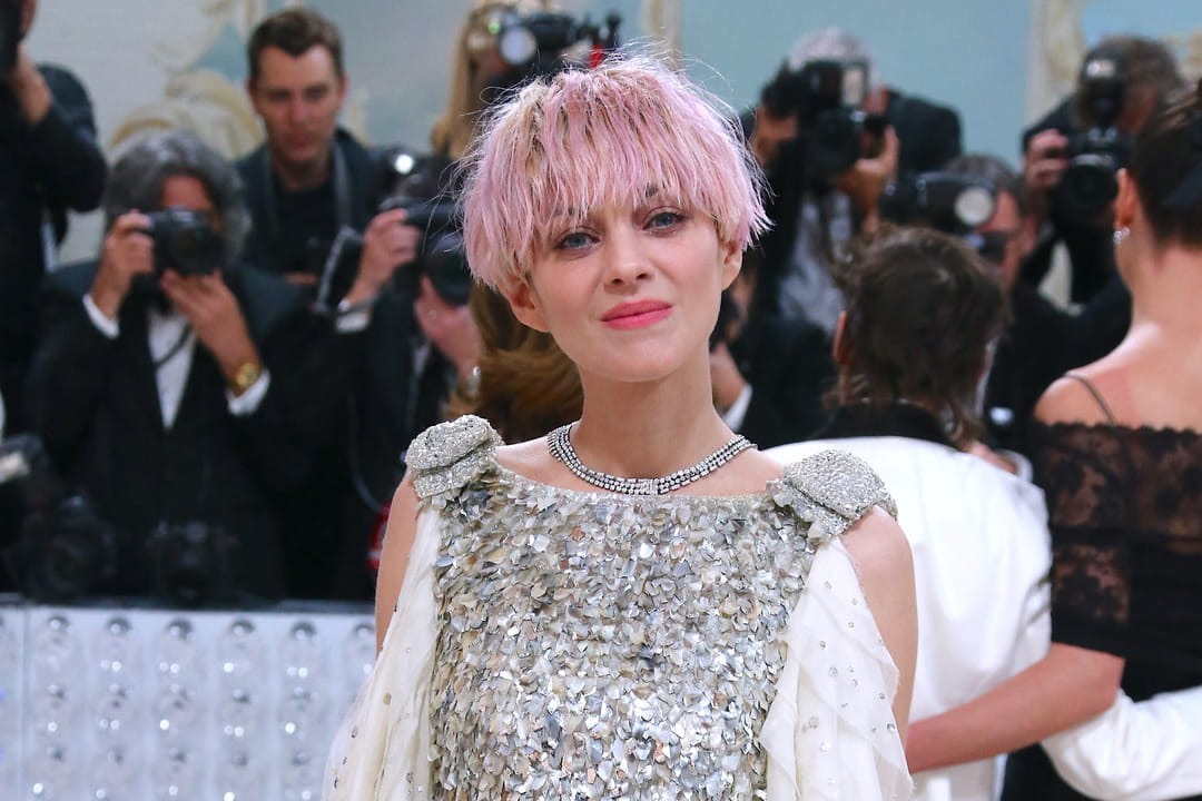 Marion Cotillard, flamboyante avec son court rose froid
