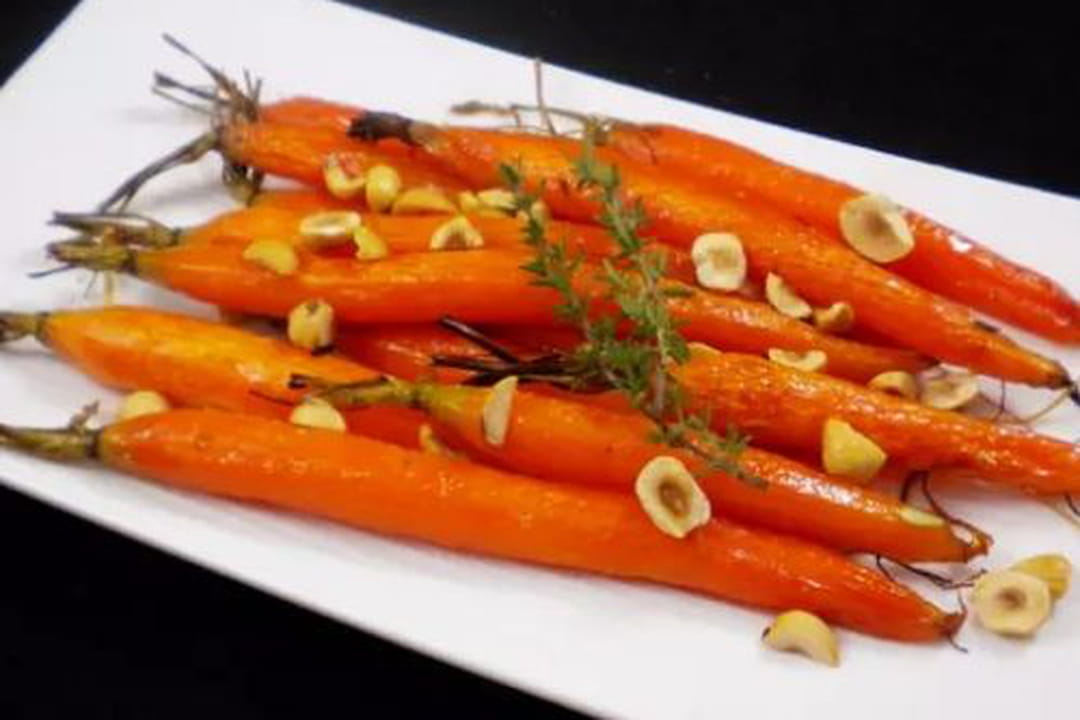 Carottes rôties au miel, au thym et aux noisettes