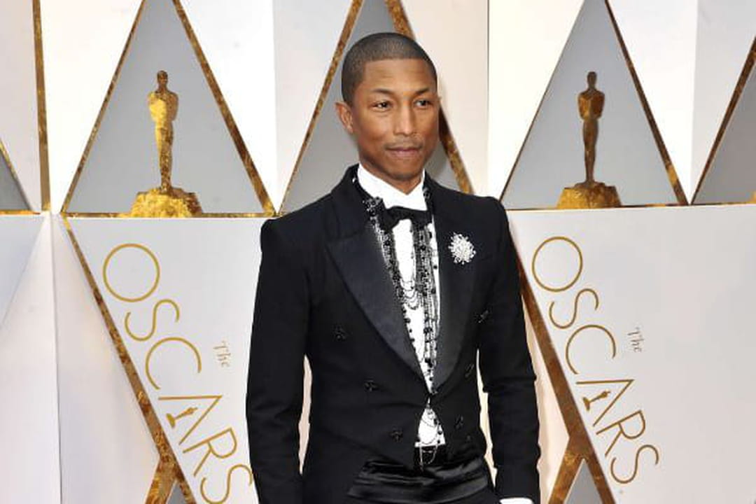 Pharrell Williams en costume et nœud papillon fantaisie
