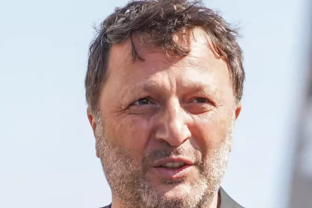 Arthur, en danger : "je vis protégé"