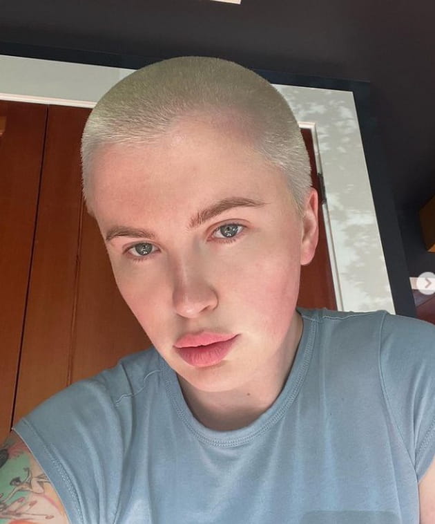 Le crâne rasé d'Ireland Baldwin