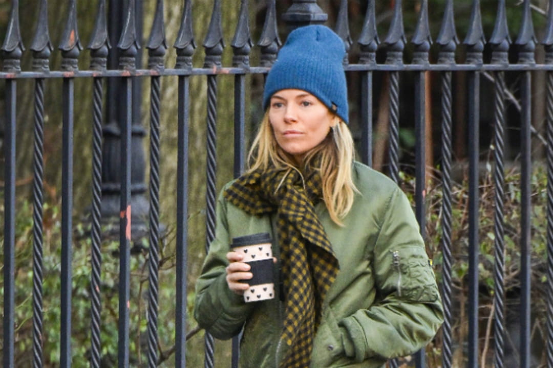 Sienna Miller en bomber et baskets fourrés