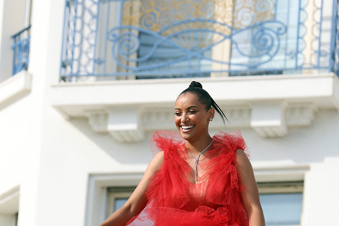 Kat Graham, telle une princesse à son balcon (de l'hôtel Martinez)