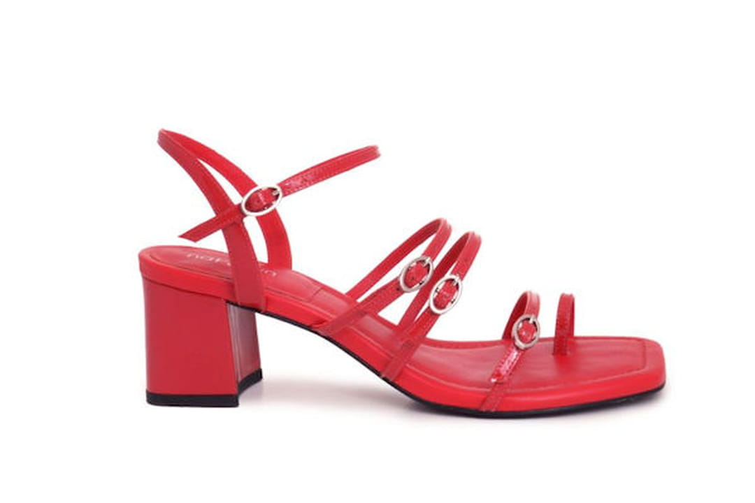 Sandales à brides rouges